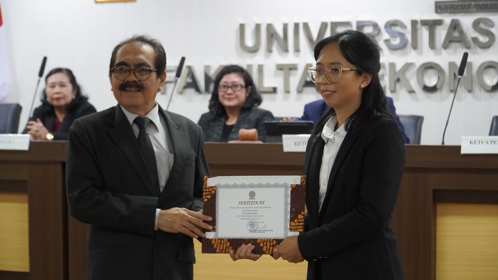 Dosen FEB Unwar Putu Indah Hapsari Raih Gelar Doktor Ilmu Managemen di ...